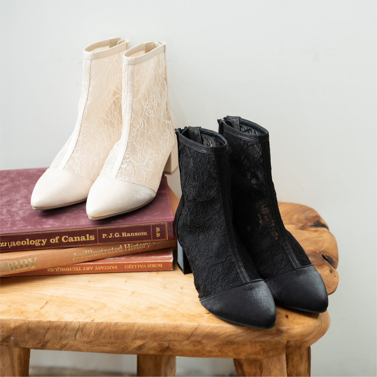 19-2227 チャンキーヒールレースドレスブーツ – métoi